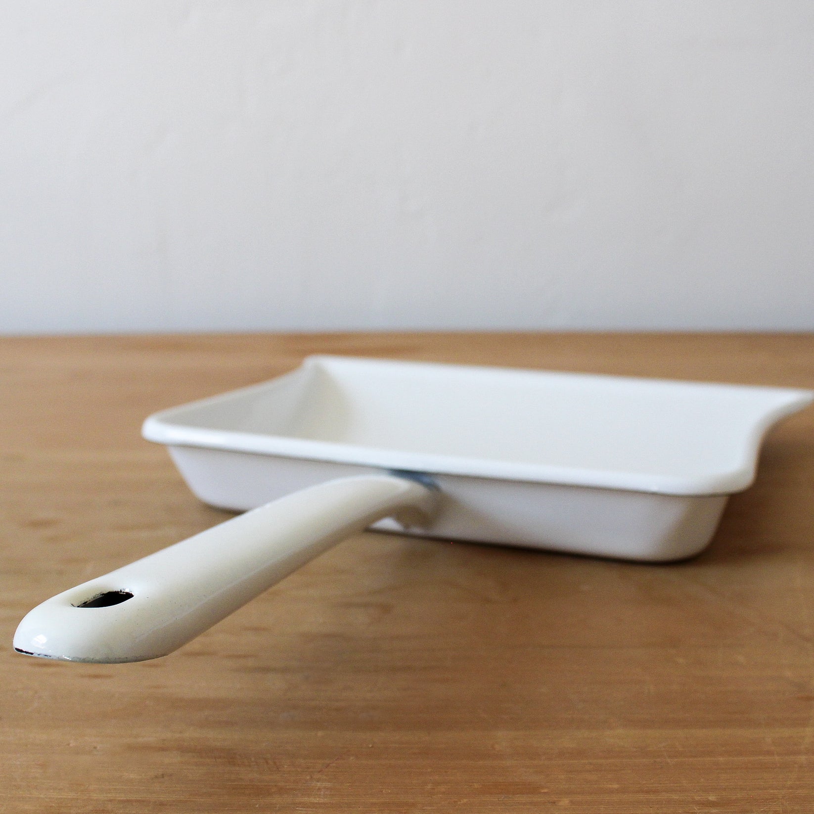 Riess Enamel Dustpan White – Miss Arthur