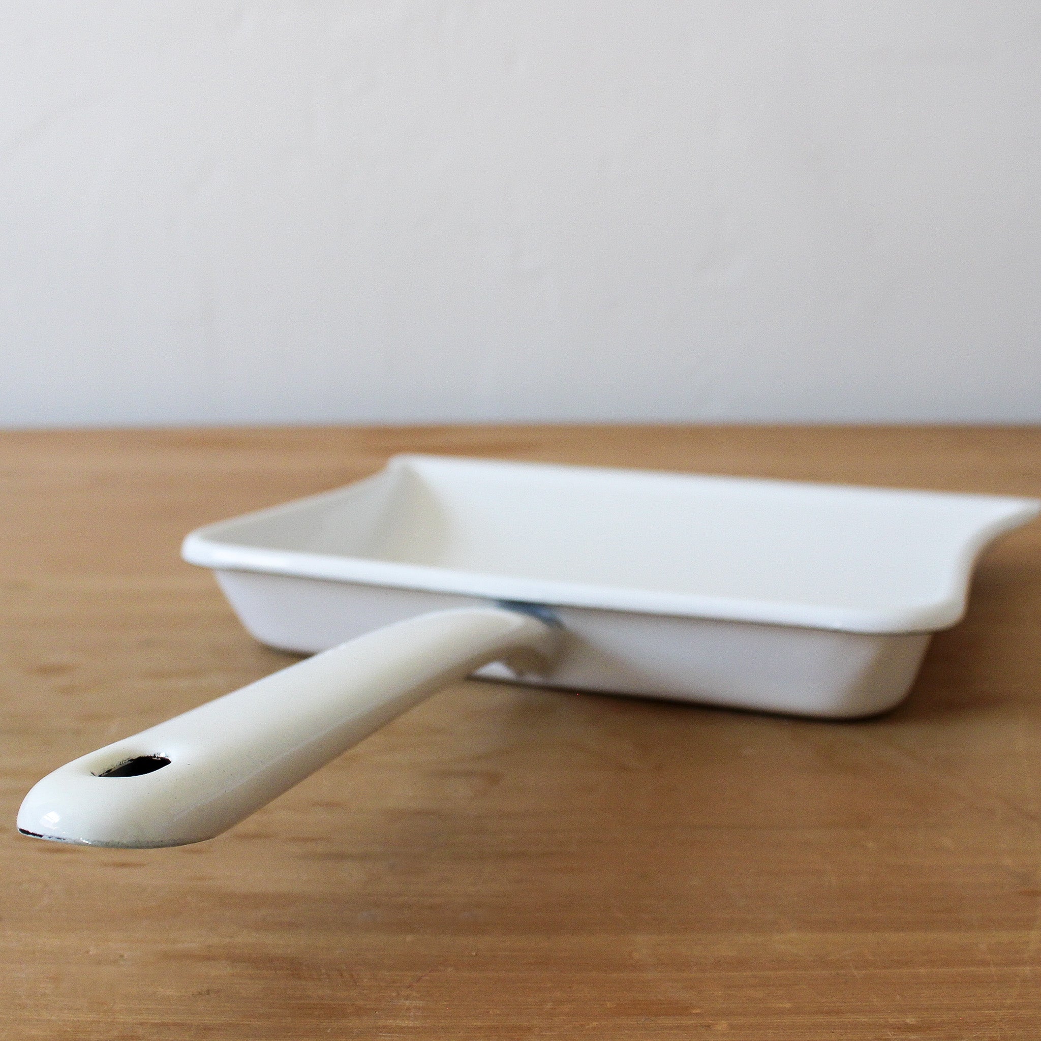 Riess Enamel Dustpan White – Miss Arthur